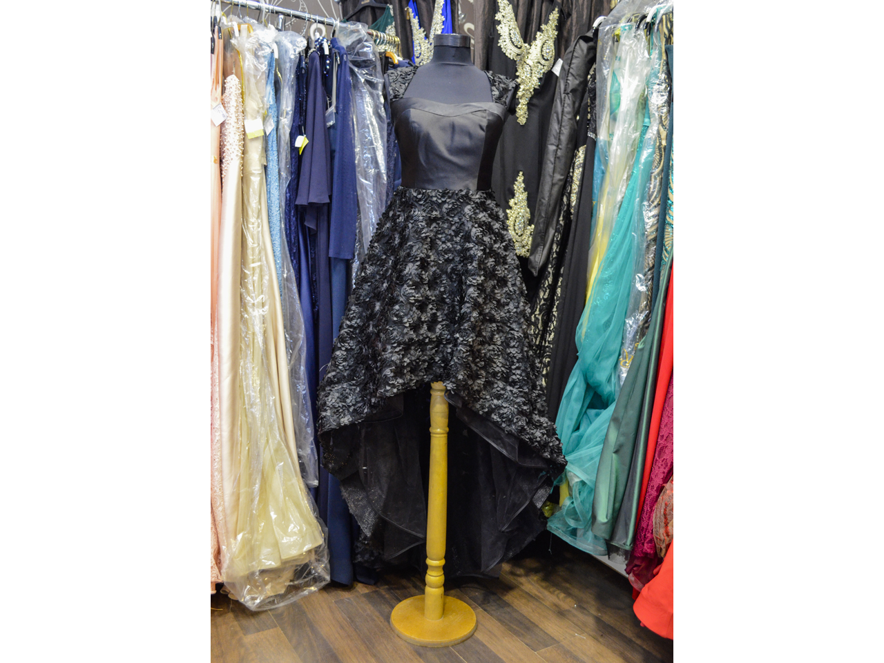 BUTIK PAR | Ženske haljine Novi Beograd, Smokinzi, frakovi Novi Beograd ...