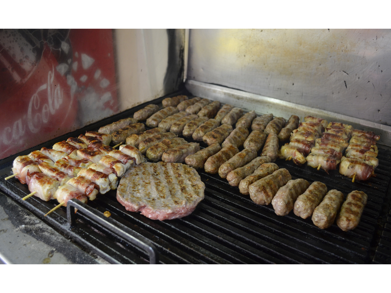 LESKOVAČKI ROŠTILJ LE BURGER | roštilj na kilogram Savski venac | Gril ...